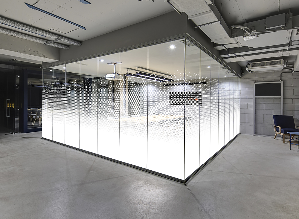 Decorative Films, LLC.: SXJ-0594 Triangle Gradient